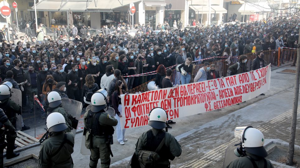 Ανακοίνωση ΑΠΘ για κατάληψη και επεισόδια: Οι μισοί συλληφθέντες είναι ...