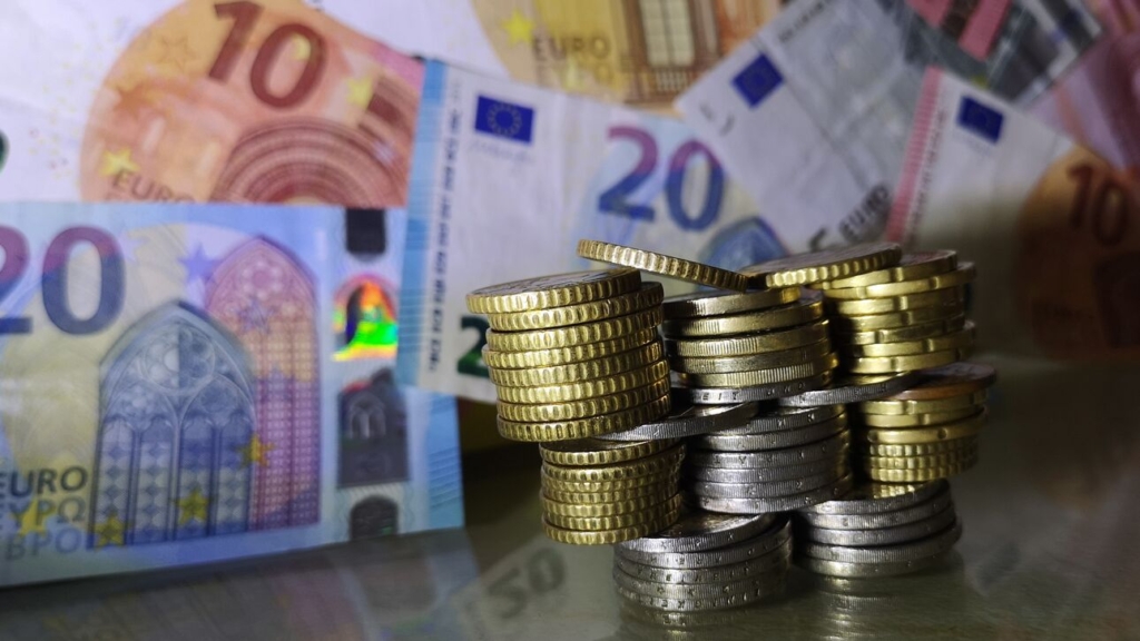 Επίδομα Χριστουγέννων: Πότε θα το λάβουν ΑμεΑ, χαμηλοσυνταξιούχοι και ...