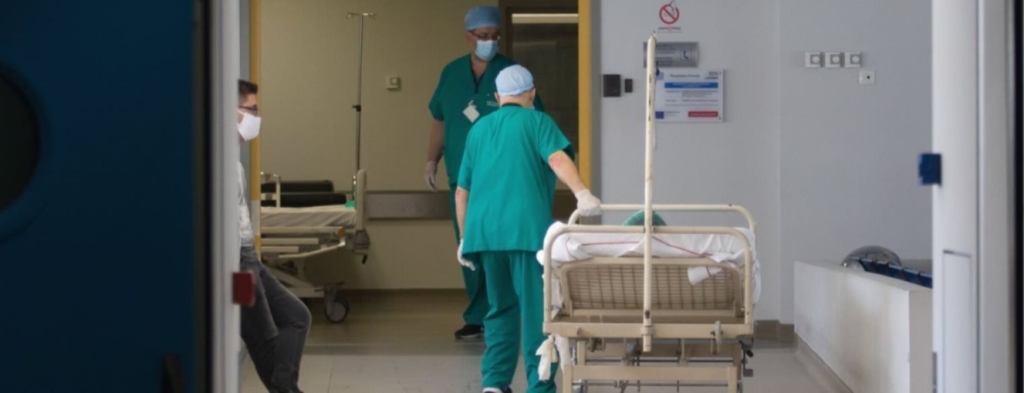 Σοκ στο Αίγιο: Ξυλοδαρμός γιατρών από ασθενή στο νοσοκομείο – Επιτέθηκε ...