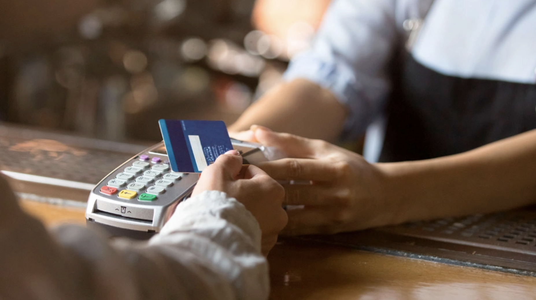 Εξι στα δέκα ευρώ πληρώνονται με κάρτες και e-banking - Lesvospen